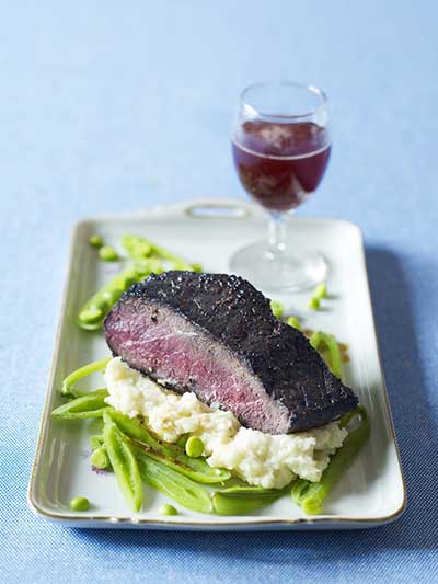 Hvalbiff med persillerotmos og rognebærgele - Oppskrift