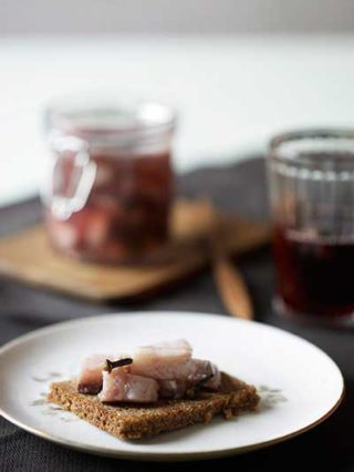 Karrisild - sildeoppskrifter av Eyvind Hellstrøm - Oppskrift