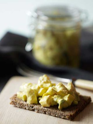 Karrisild - sildeoppskrifter av Eyvind Hellstrøm - Oppskrift